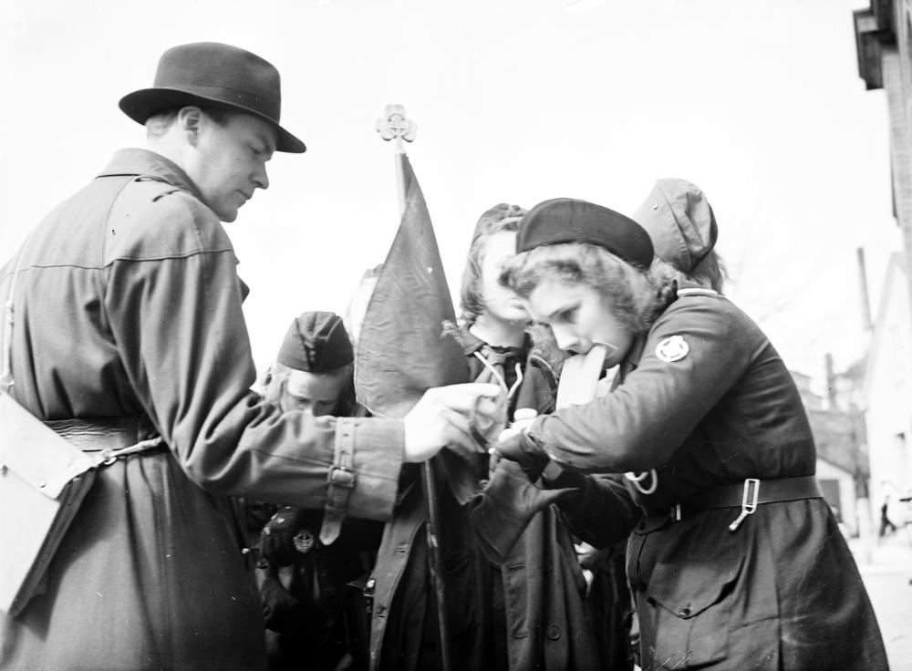 Kringla - flaggor, flickor, flagga, flicka, man, scout, uniformer ...