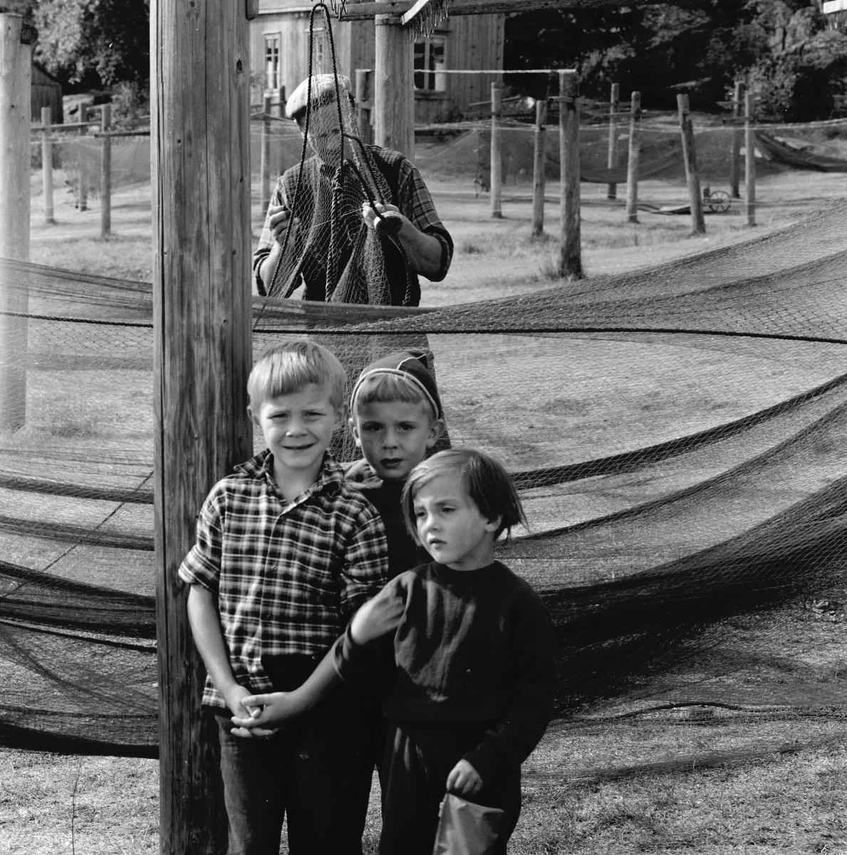 Kringla - barn, stuga, träställningar, träställning, bönhamn, fiskenät ...